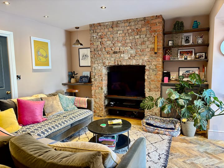 Stylish 2 Bed Flat In Quiet Leafy Avenue - London