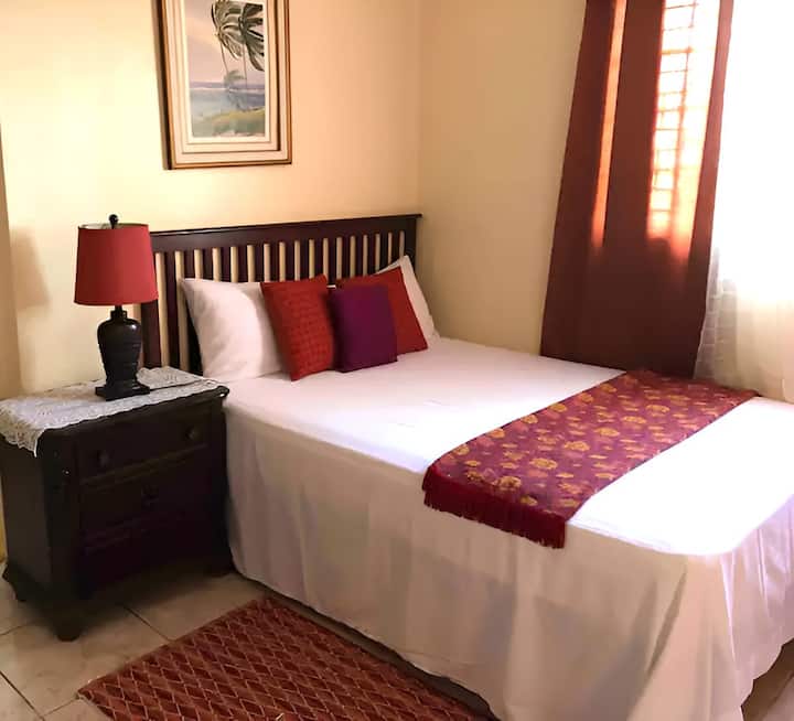 Oasis Heart Of Westgate Hill Walk To Beach N Shops - Montego Bay