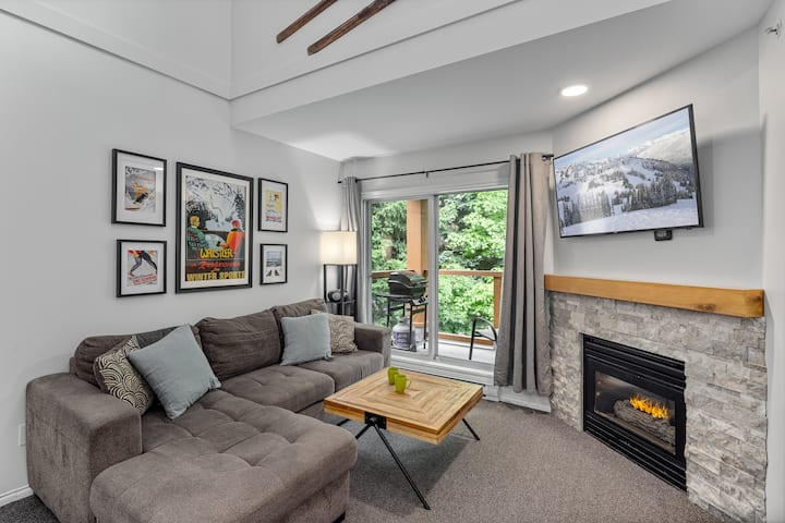 51 Glaciers Reach This 2br Home Has A Hot Tub & Pool In Whistler Village - Whistler