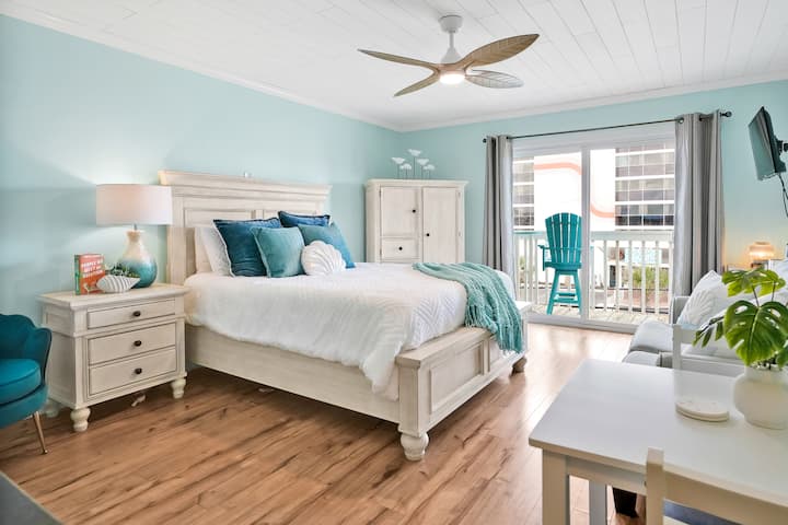 Ocean View Condo | Walk To Tiki Bar & Beach - Carolina Beach, NC