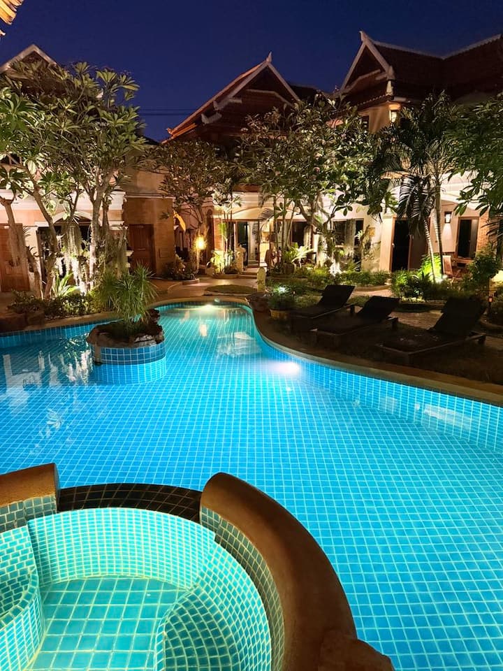 2 Bedrooms Apartment In Front Of Swimming Pool - Pattaya City