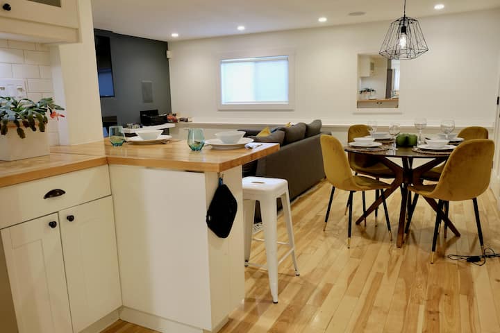 Modern & Charming 3br Suite In Character Home - Vancouver
