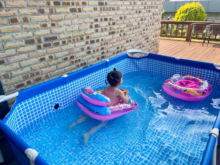 푸른소나무와 테라스를 겸비한 집 (단독 주택 1,2층 야외 바베큐&간이수영장,) - 고현동