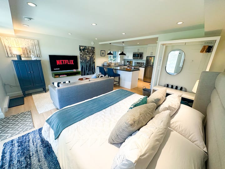 Bright And Modern North Vancouver Studio - North Vancouver