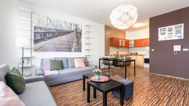 Urban Escape, Lakeside Apt With Private Parking - Bratislava