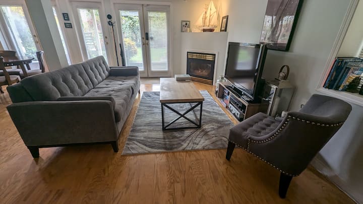 Well Appointed Quiet Modern 1 Bedroom Garden Suite - Vancouver