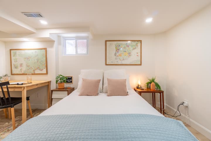 Brand New Clean & Cozy Cabbagetown Room - Toronto