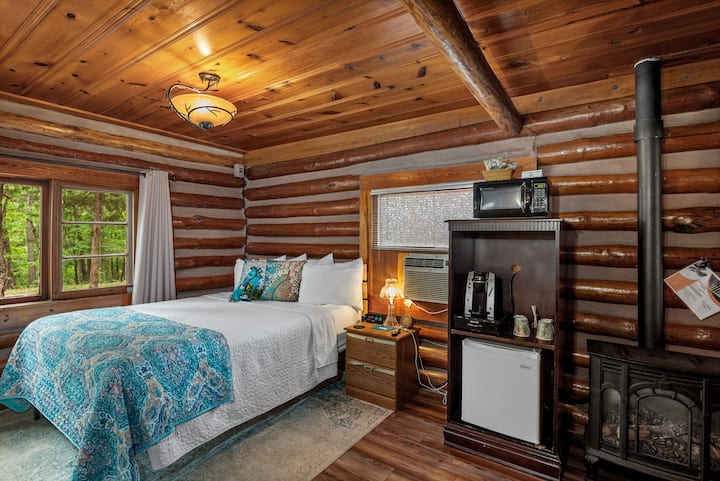 2 - Log Cabin With 1 Queen Bed & 1 Full Sofa Sleeper - Tall Pines Inn - Eureka Springs, AR