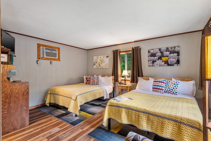 10 - Family Duplex Cabin W/ 2 Queen Beds - Tall Pines Inn - Eureka Springs, AR