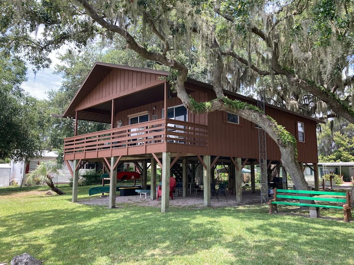 Lakeside Retreat, Relax And Unwind! - Beverly Hills, FL