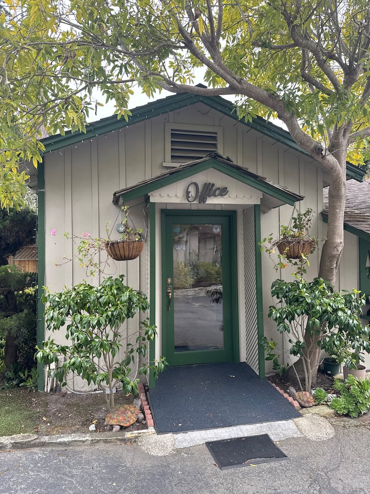Cozy Queen Room - Cri - Carmel-by-the-Sea, CA