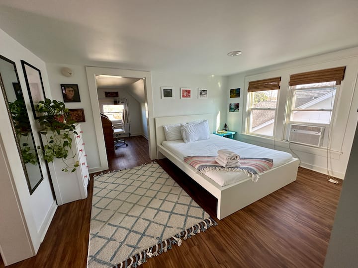 East Nash Artistic Tudor: Walkable + Wfh Paradise - Nashville, TN