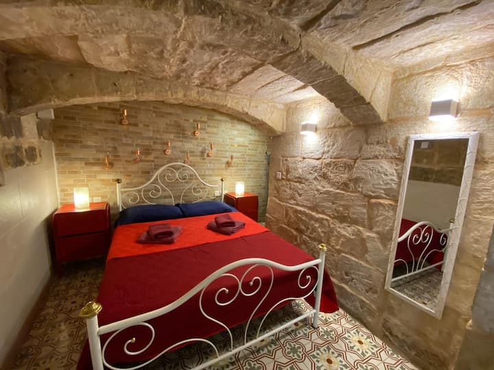 🖤 Malta's Naughtiest Cabaret 🖤 🚶 To Valletta - Malta