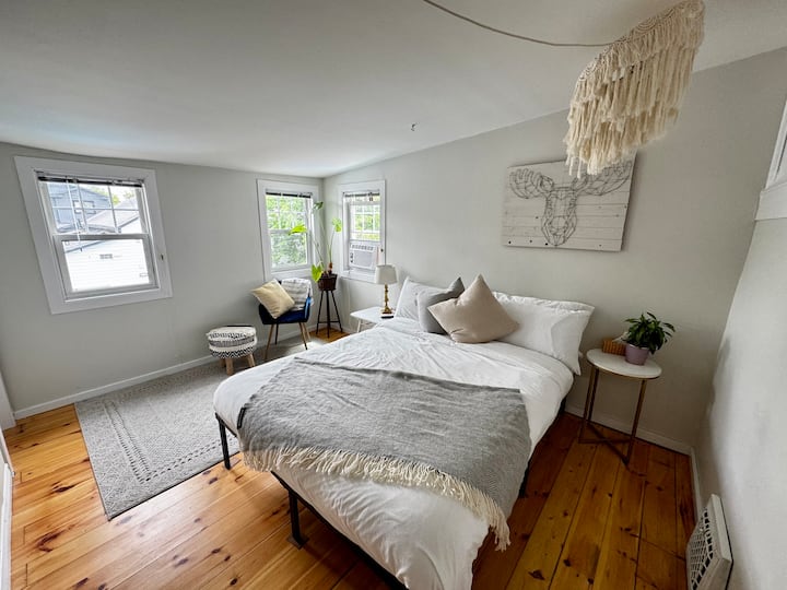 Suite + Studio In Downtown Carleton Place - Carleton Place