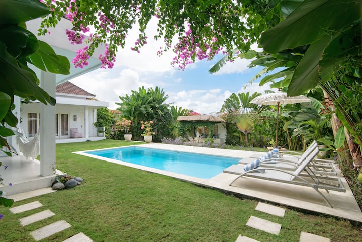 Wonderful Designer Villa Huge Garden Near Samadi - Canggu
