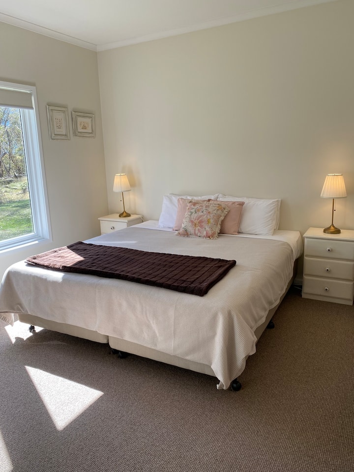 Andrea's White House Mini Residence * Sleeps 6 - Perisher Ski Resort