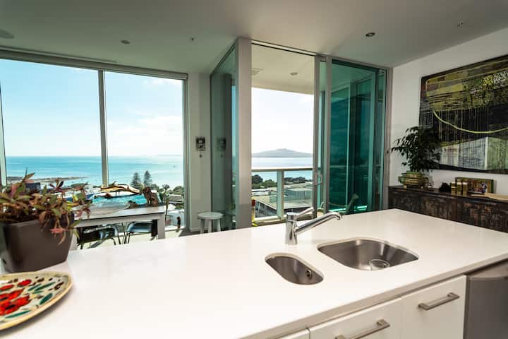 Views. Location. Beach. - Auckland