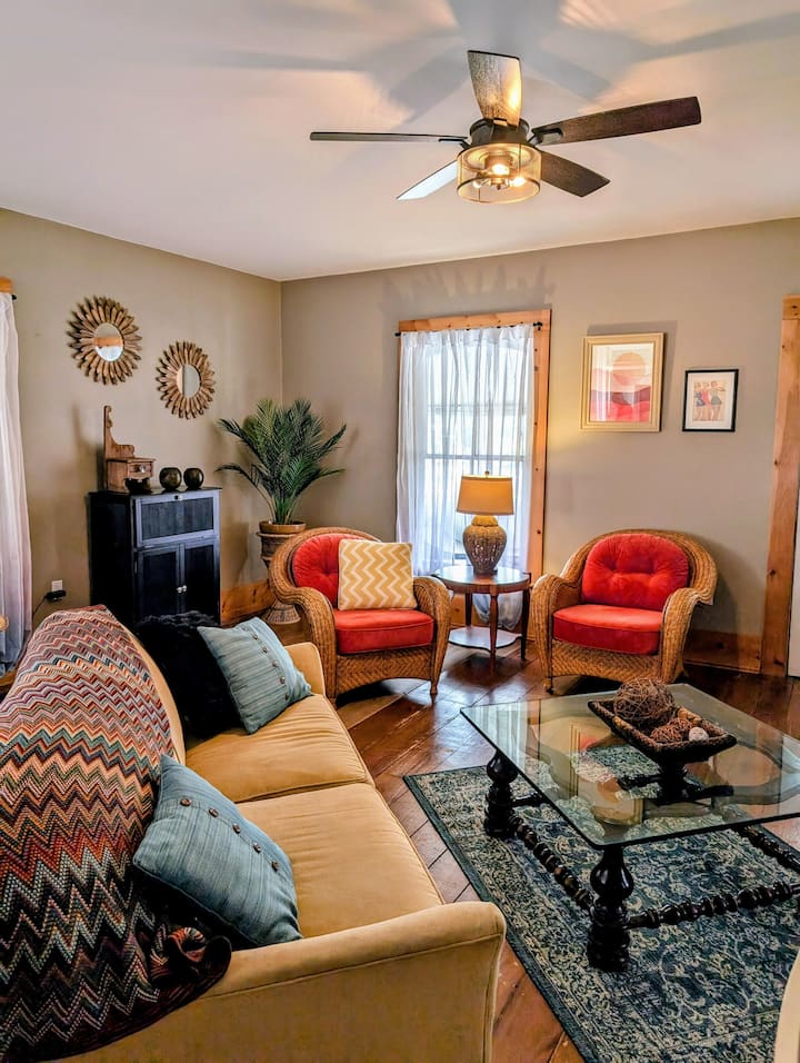 Downtown Boho Apartment - Port Stanley