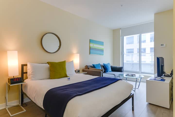Location! Modern Studio In Heart Of The City - Toronto