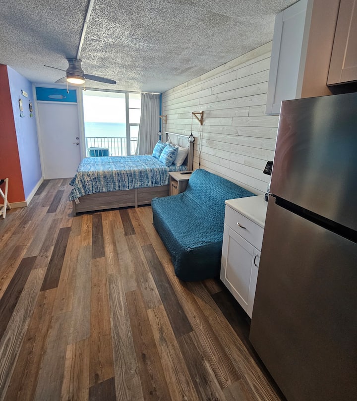 Daytona Beach Ocean Front Getaway - Daytona Beach, FL