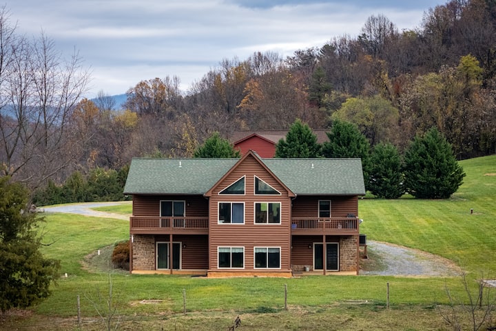 360-degree Mtn Views, 6 Bdrms, Pool Table, Firepit - Luray, VA