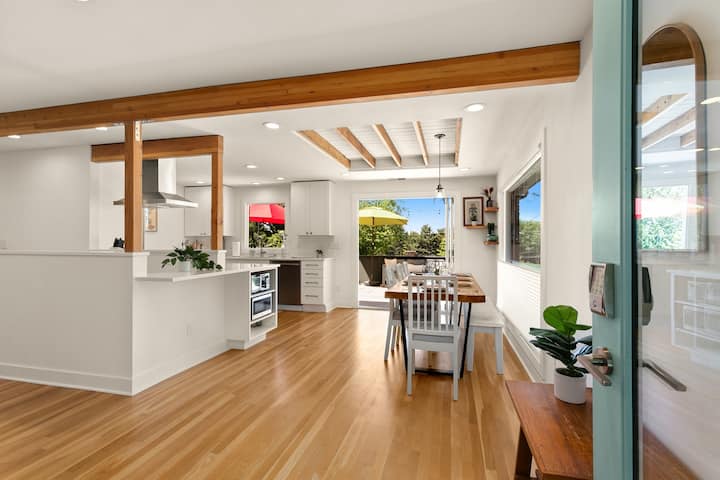 Maple Leaf Launchpad - Blocks From Light Rail - Seattle, WA