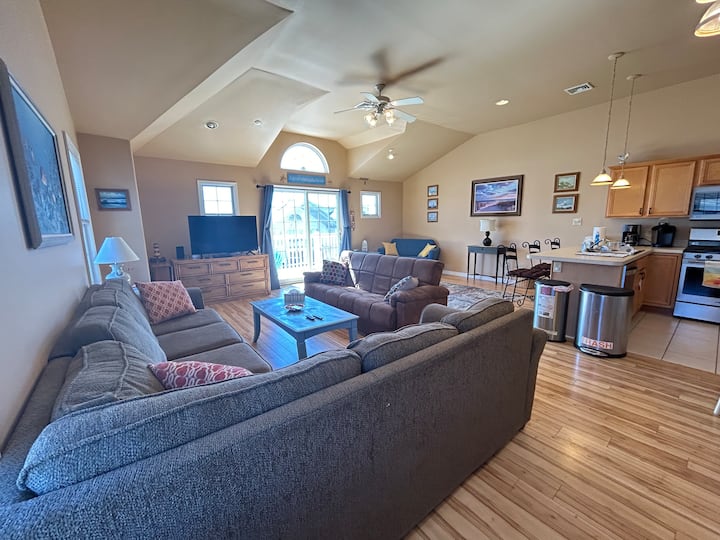 Airy Corner Condo, 2 1/2 Bl 2 Beach, Lots Provided - Wildwood, NJ