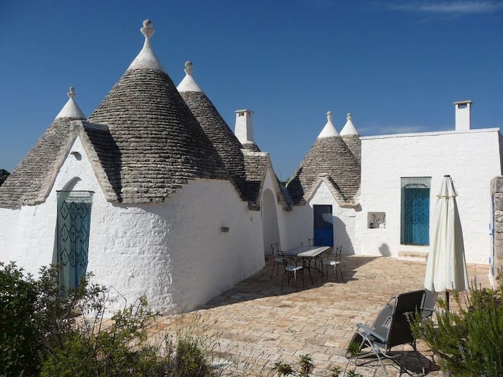Trullo Azzurro...in Un Mare Di Verde - Cisternino