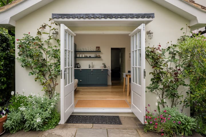 Self Contained Cottage In Thames Ditton Village - Kingston upon Thames