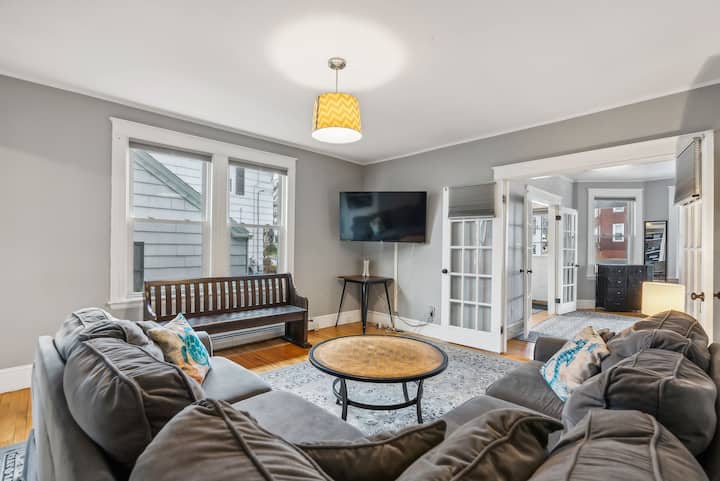 4 Bedrooms!  7 Beds! 2 Full Bath. Free Parking - Portland, ME