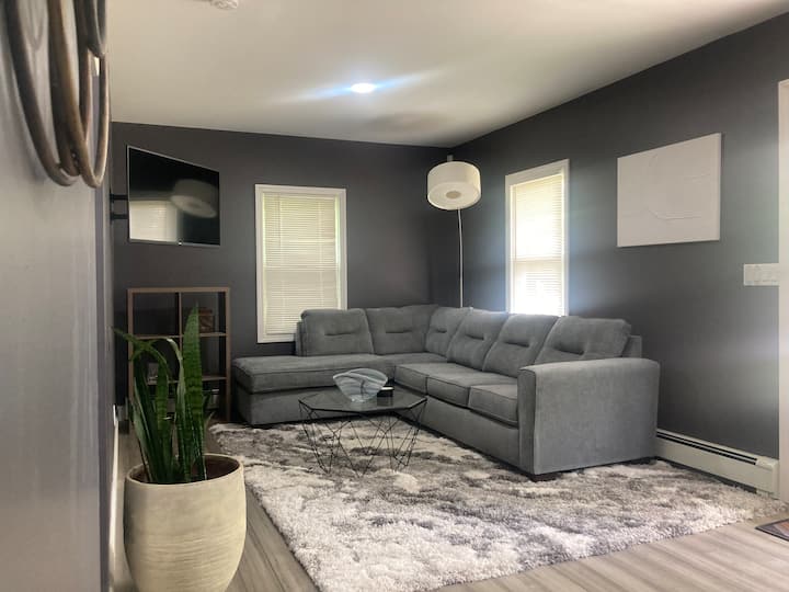 Practical, Basic, & Comfortable 2br- Work Friendly - Port Jefferson, NY