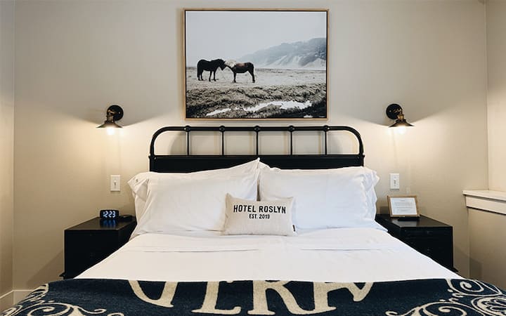 Queen Patio At Hotel Roslyn | Sleeps 4 - Cle Elum, WA