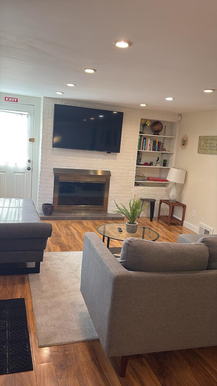 Stylish Retreat In Historic Quincy | Pet Friendly - Boston