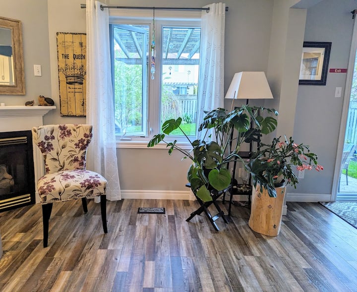 Albert's Theatrical Hideaway - Stratford