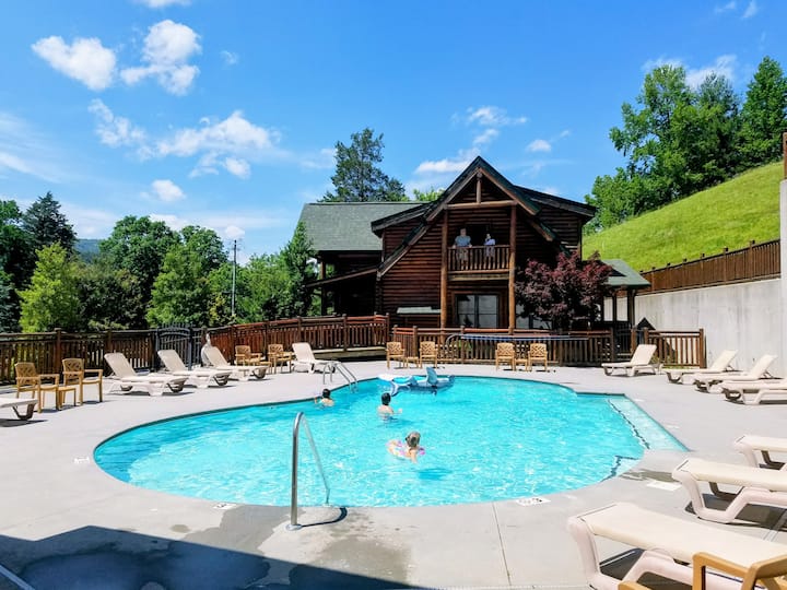 A+ Views & Location! Hot Tub, Pool, Pet Friendly - Pigeon Forge, TN