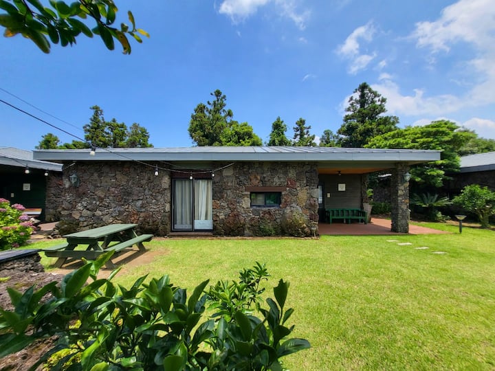 " 제주를 품은  전통돌집 ". .  30평독채 / 방3 / 제주자연석 돌판바베큐 - Jeju-si