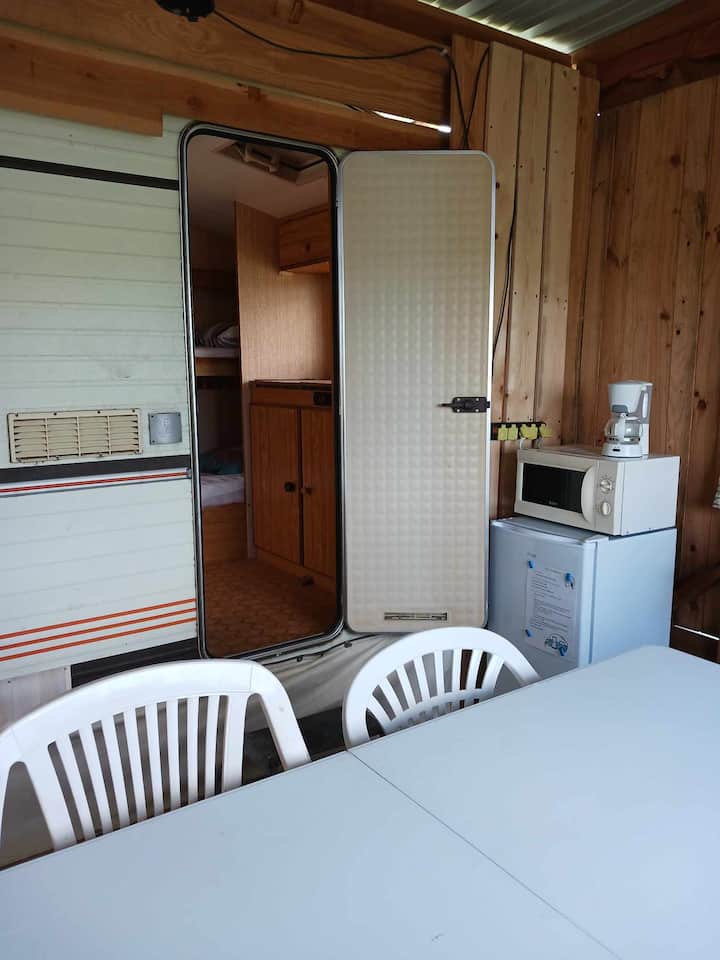 Camping à La Ferme Sarthe Caravane 4 Pers Numéro 6 - France