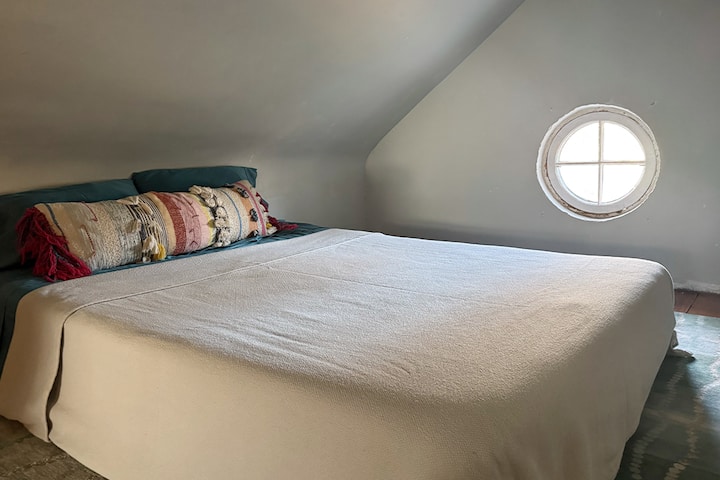 Huge Boho Attic | King & Queen Bed | Private Bath - Des Moines