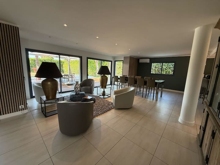 Domaine De 10 Chambres Avec Piscine - Annemasse