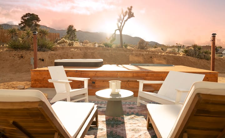 360° Views | Dreamy Loft | King Beds | Spa + Pool - Joshua Tree, CA