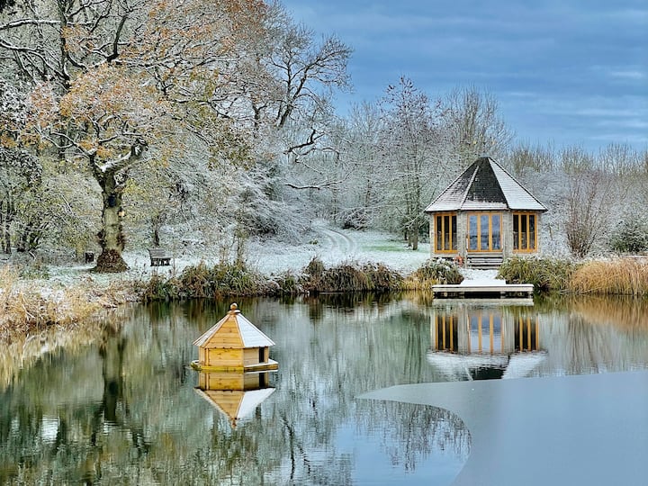 Secluded Lakeside Cabin On A Farm - Wantage