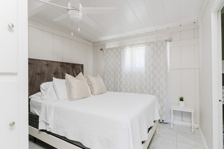 Cozy Beach Cottage In A Serene Courtyard Setting - San Diego, CA