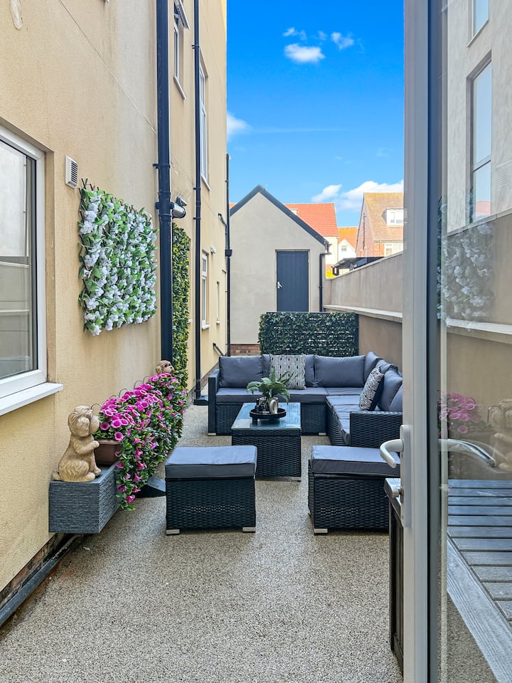 Qp 01 Granada Apartments With Backyard - Blackpool