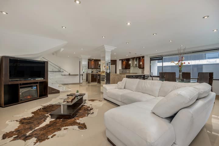 Luxury Duplex With Jacuzzi Quiet And Walkable Area - Medellin, Antioquia, Colombia