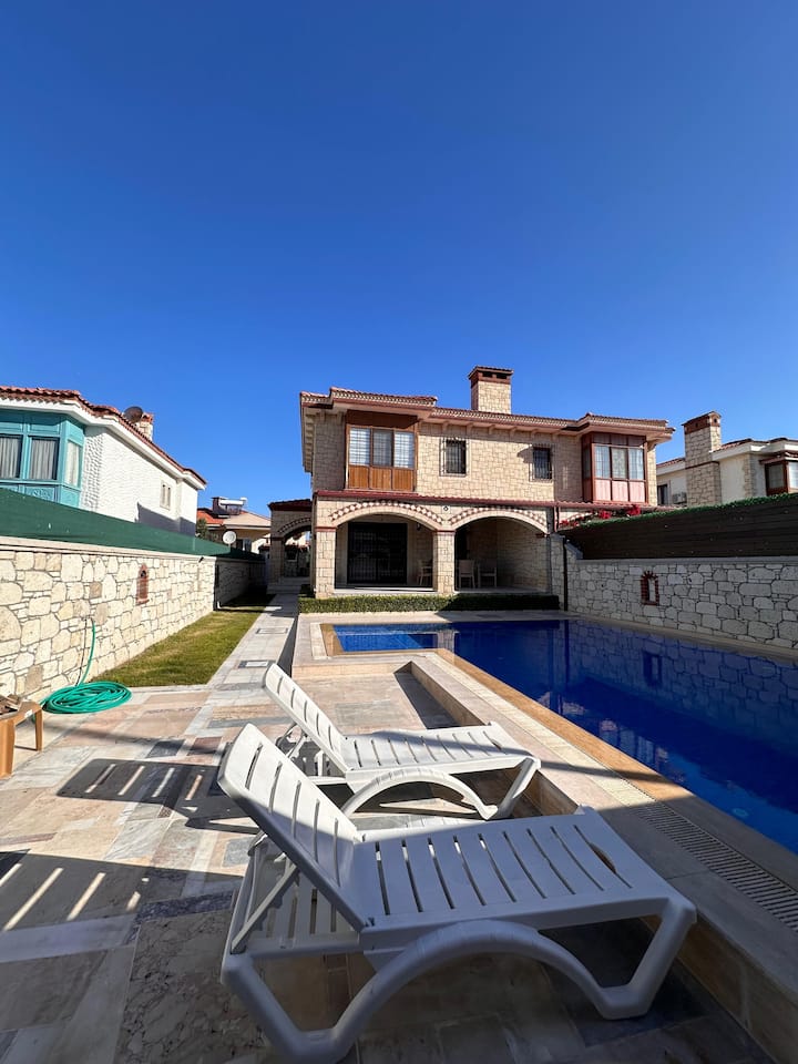 Alaçatı'da Havuzlu Taş Villa - Ilıca