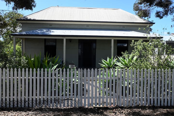 Classic Aussie Colonial Home + Wifi - Walk To Cbd - Port Lincoln