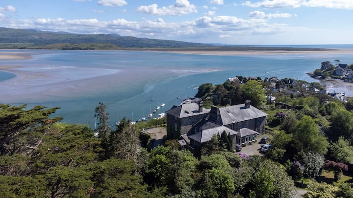 Stunning Sea Views
Spacious, Tranquil With Terrace - Porthmadog