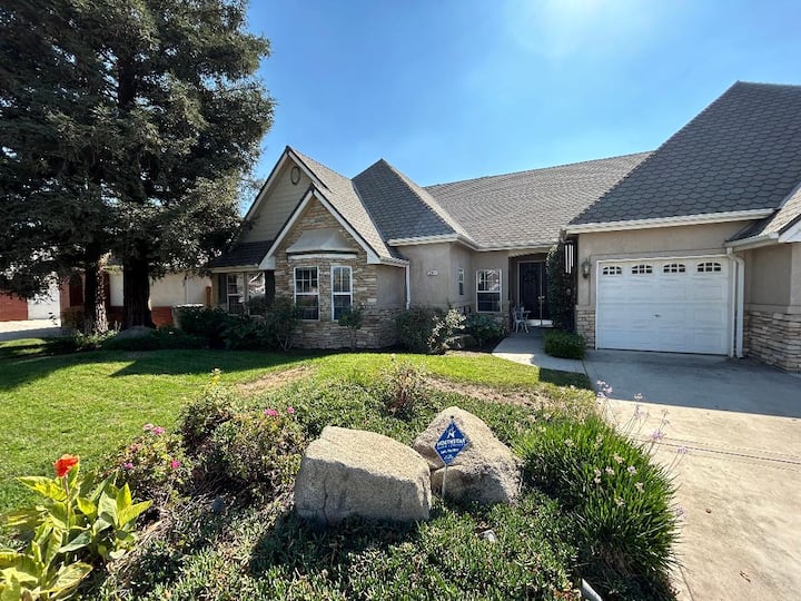 Modern Home With Pool, Central California - Clovis, CA