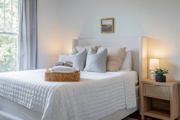 Cozy Blue Bungalow - Walk To Dining & Trails | A - Chattanooga, TN