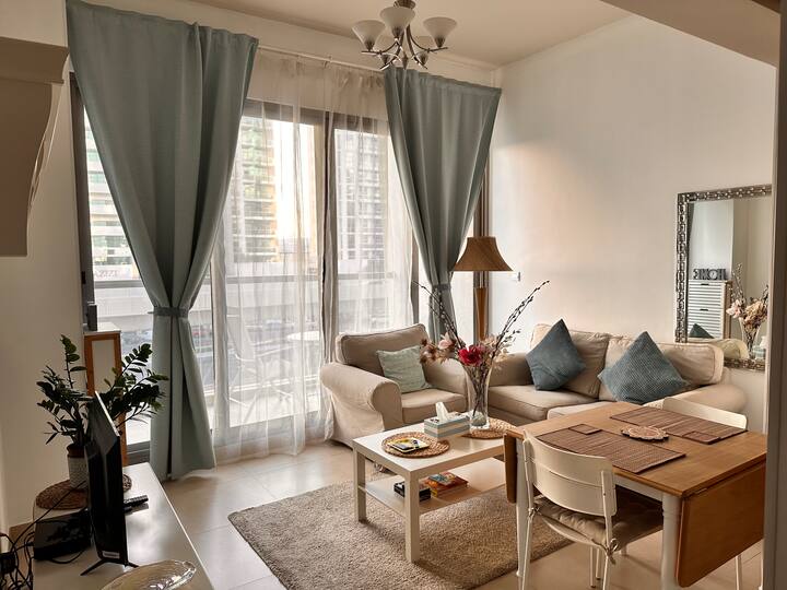 Luxury Cozy Home W/ Balcony, Fully Sanitized - Dubai